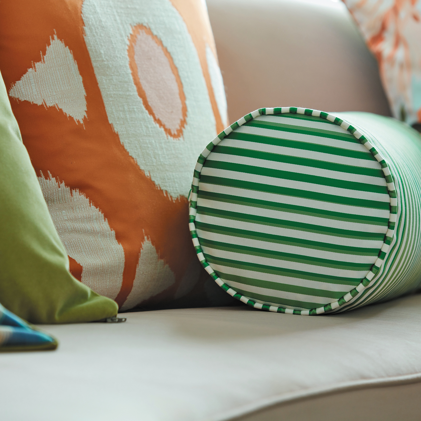 Calla - Emerald/First Light fabric | Colour 2 Fabrics | Harlequin