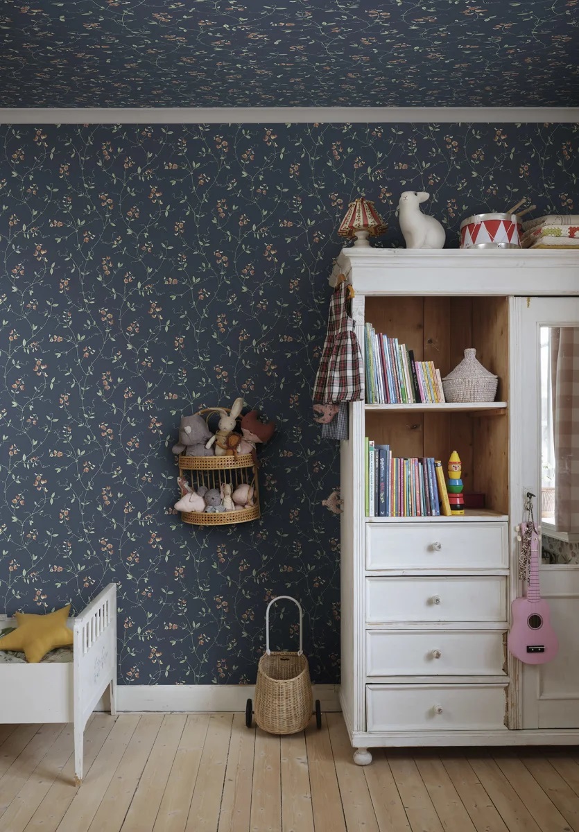 Sanna - Classic Blue wallpaper | Tidlosa | Sandberg